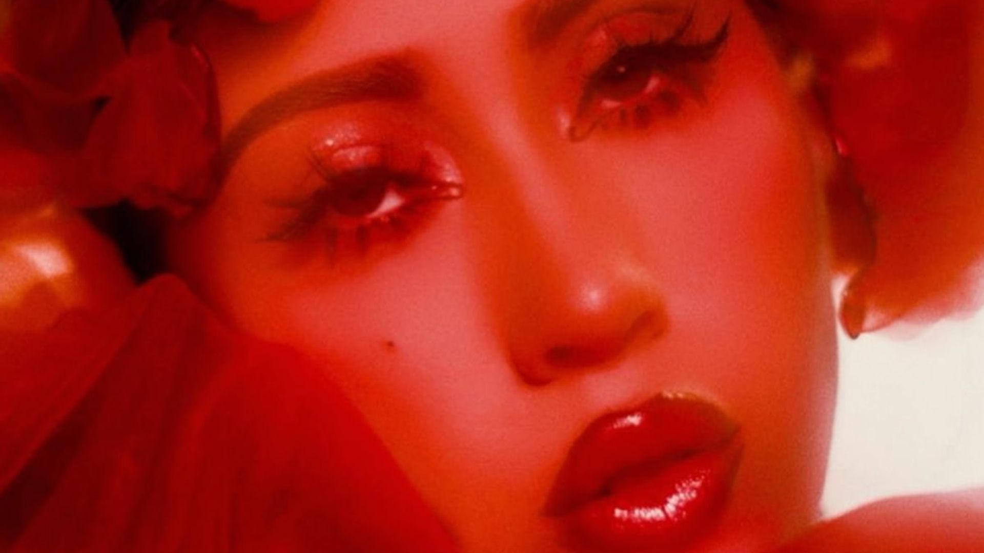 Kali Uchis recreates iconic ‘American Beauty’ scene in new music video ...