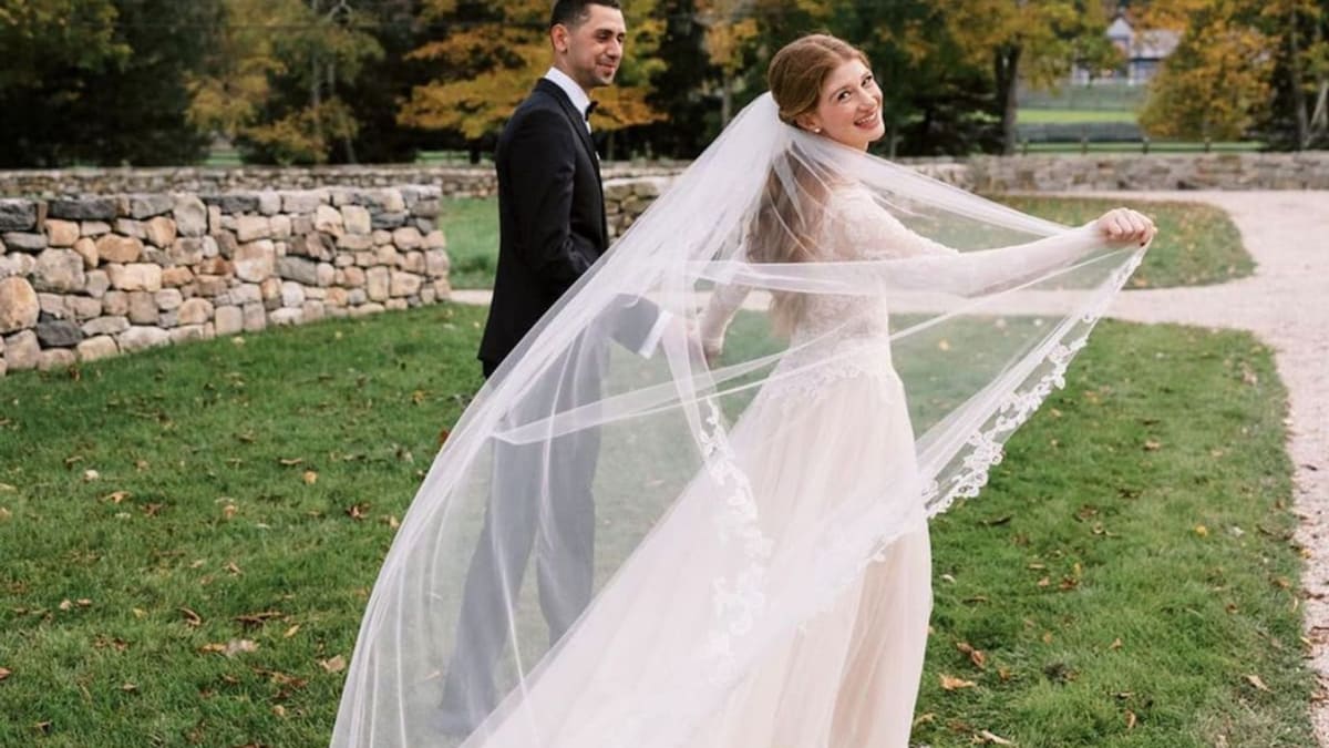 Jennifer Gates wears custom Vera Wang dress for wedding