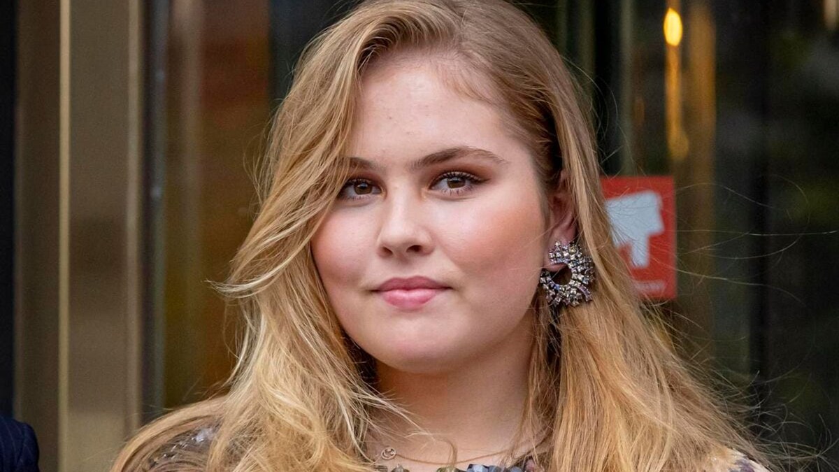 Princess Catharina-Amalia makes tiara debut wearing mom Queen Maxima's ...