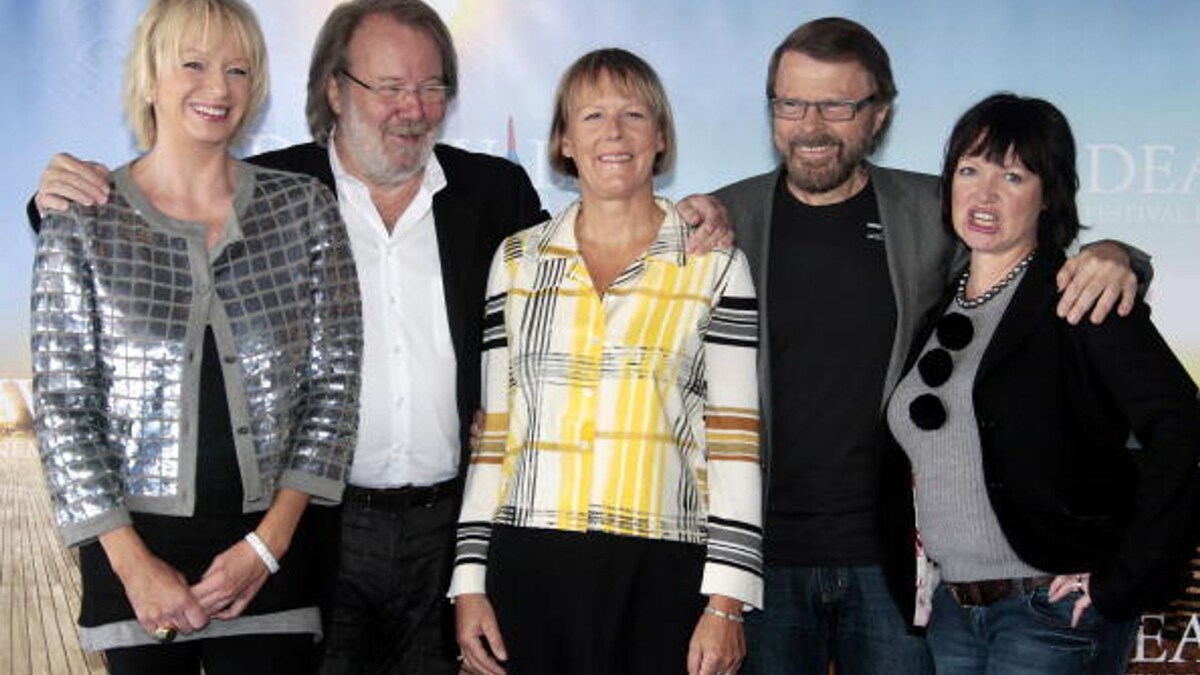 ABBA reunites for rare-appearance at 'Mamma Mia' inspired restaurant ...