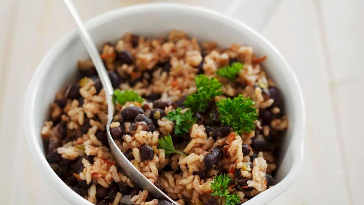 Easy steps on how to make 'arroz moro' or rice and beans