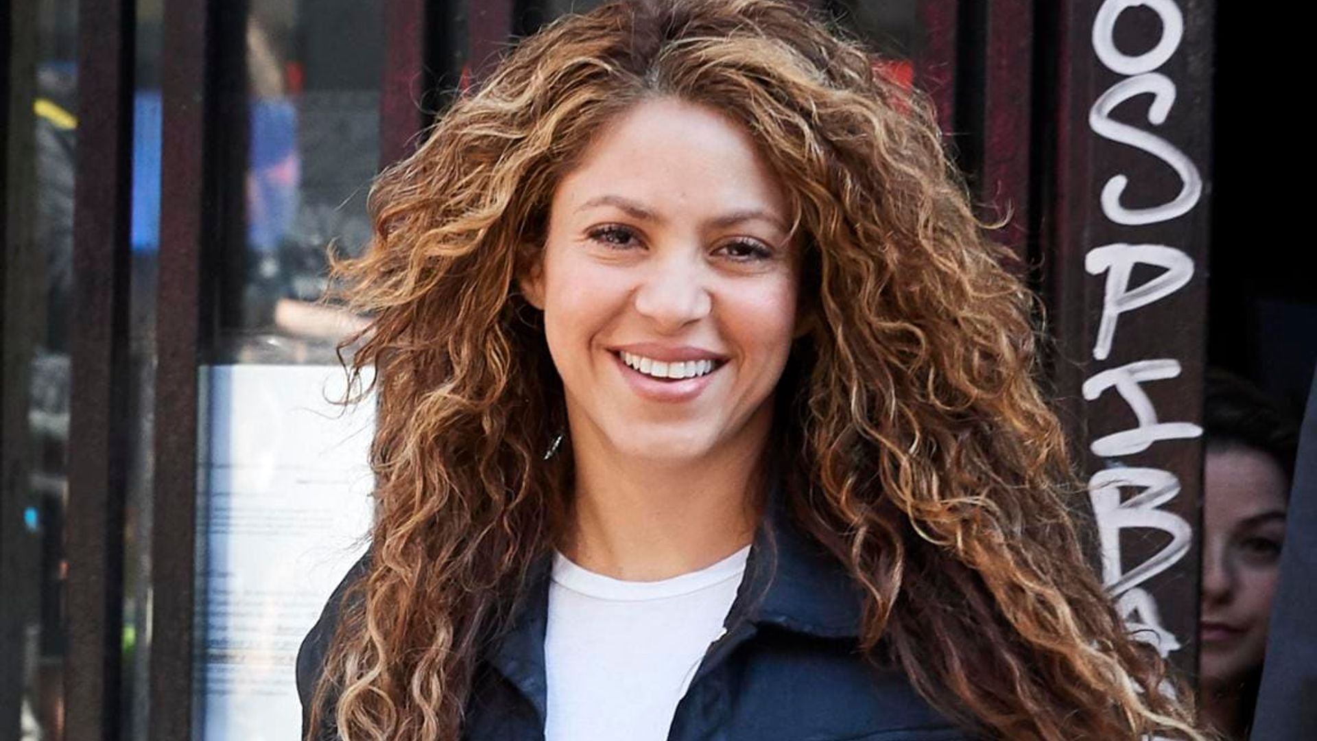 Shakira surprises fans with new look