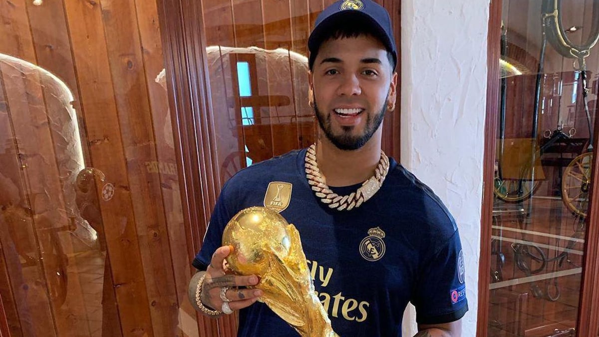 Anuel AA is not happy with his new haircut