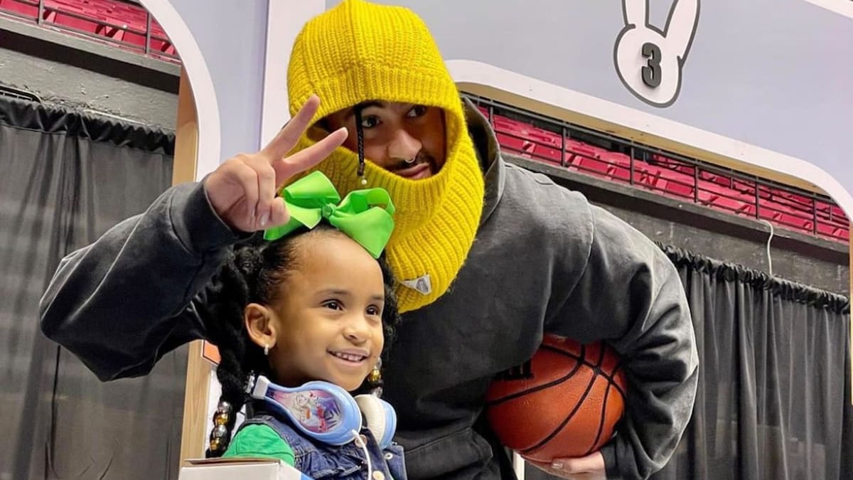 Bad Bunny surprises children with Christmas gifts