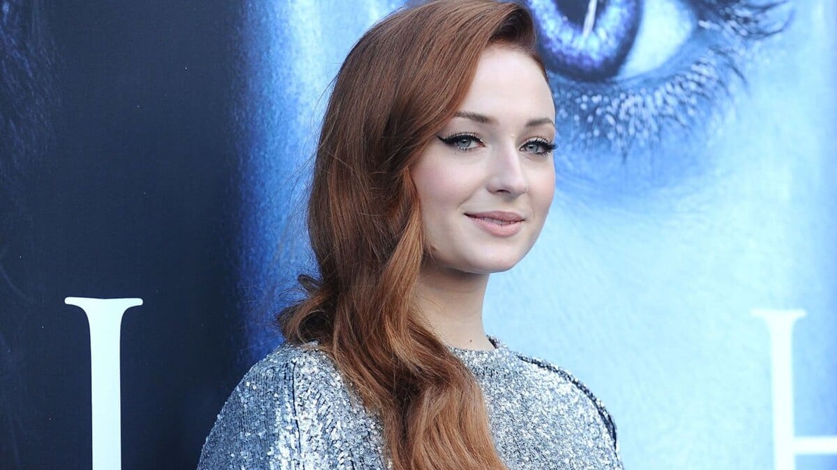 Sophie Turner shows off her newly dyed red hair