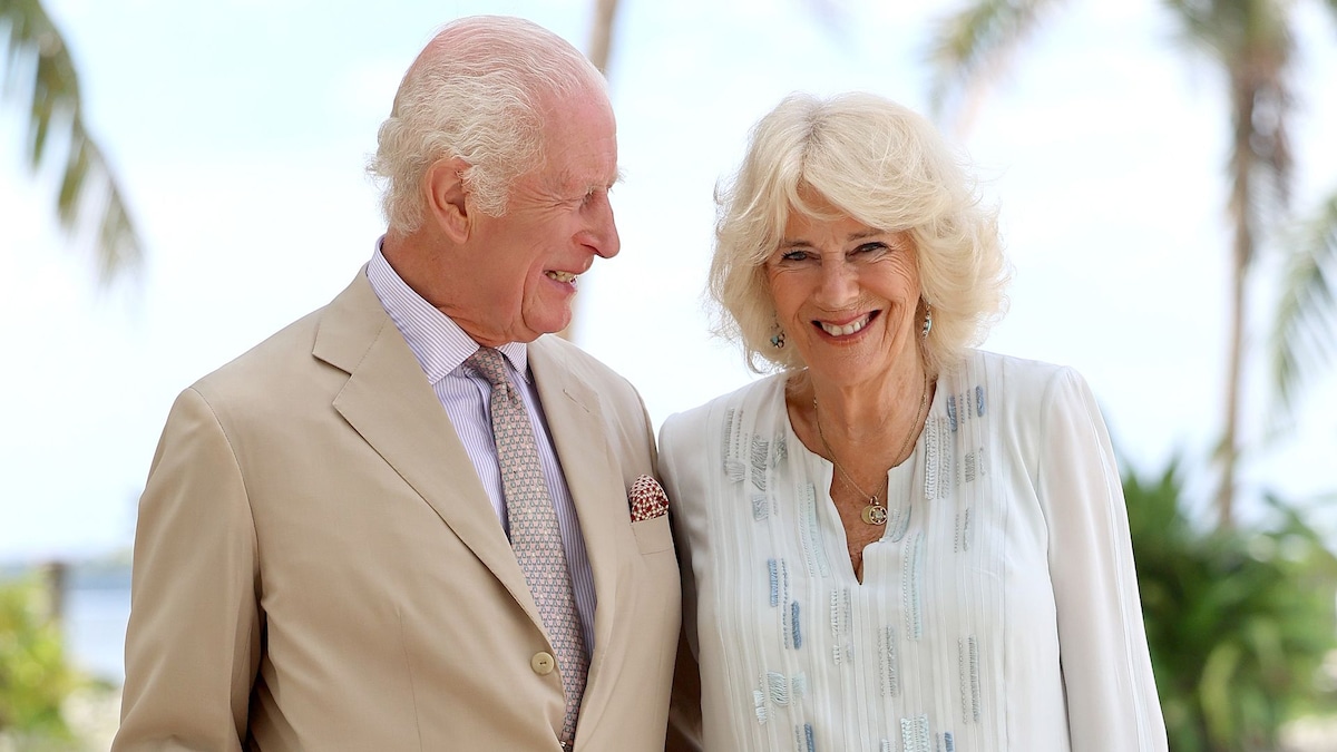 King Charles and Queen Camilla pose in palace gardens in 2024 Christmas ...