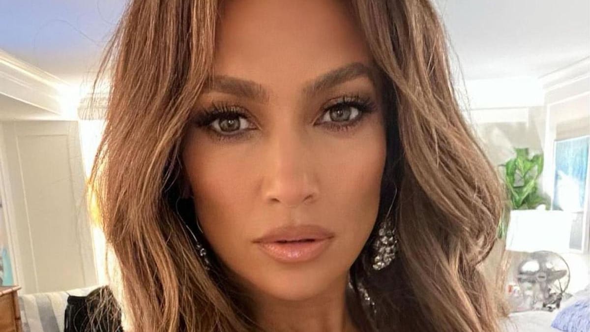 Jennifer Lopez looks stunning even after sleeping in yesterday’s makeup ...