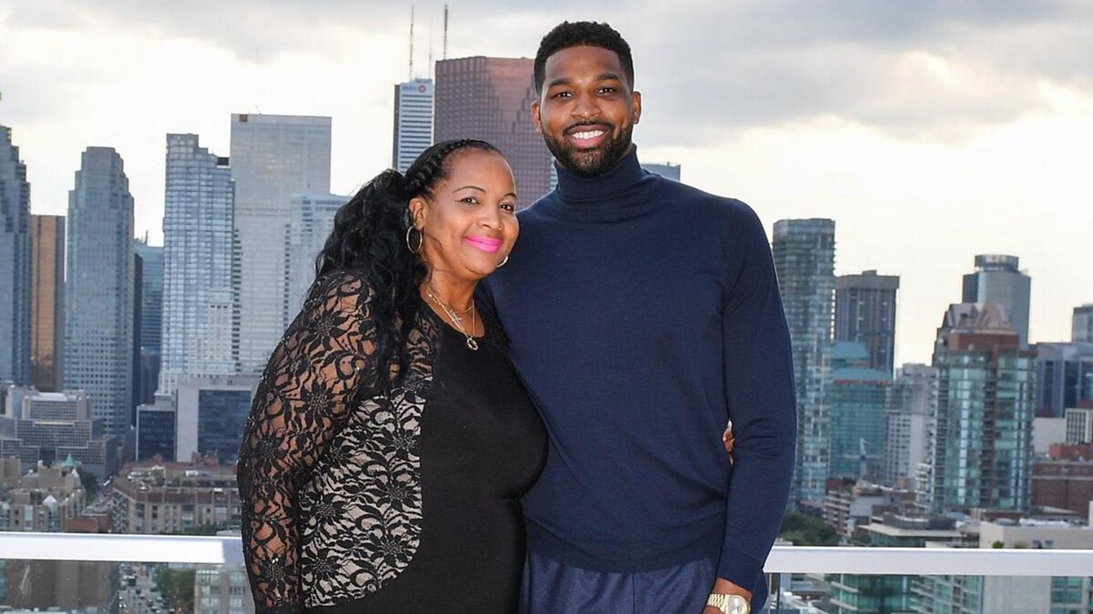 Khloé Kardashian supports Tristan Thompson after his mom’s death