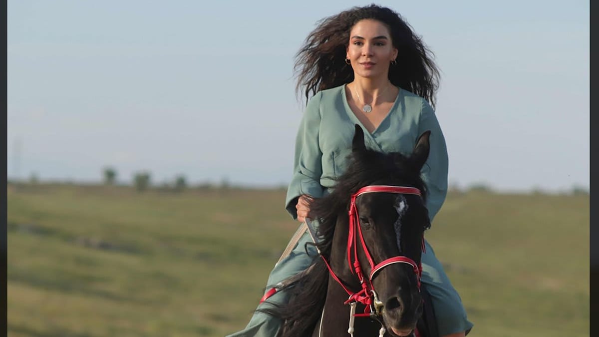 Ebru Sahin, the beautiful star of Hercai: Love and revenge