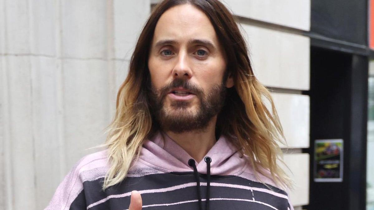 Jared Leto’s dangerous stunt: Climbs up hotel wall in Berlin with no ...