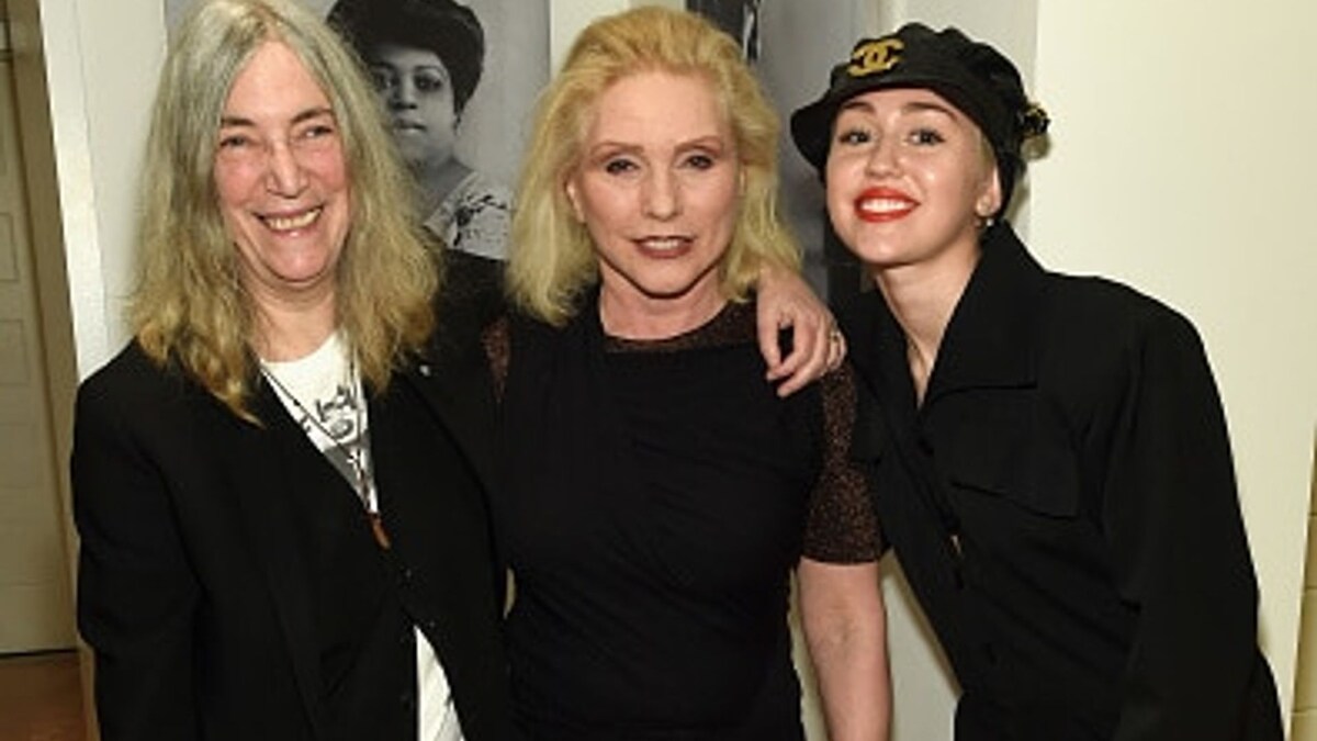 Miley Cyrus sings with music legends Patti Smith and Debbie Harry