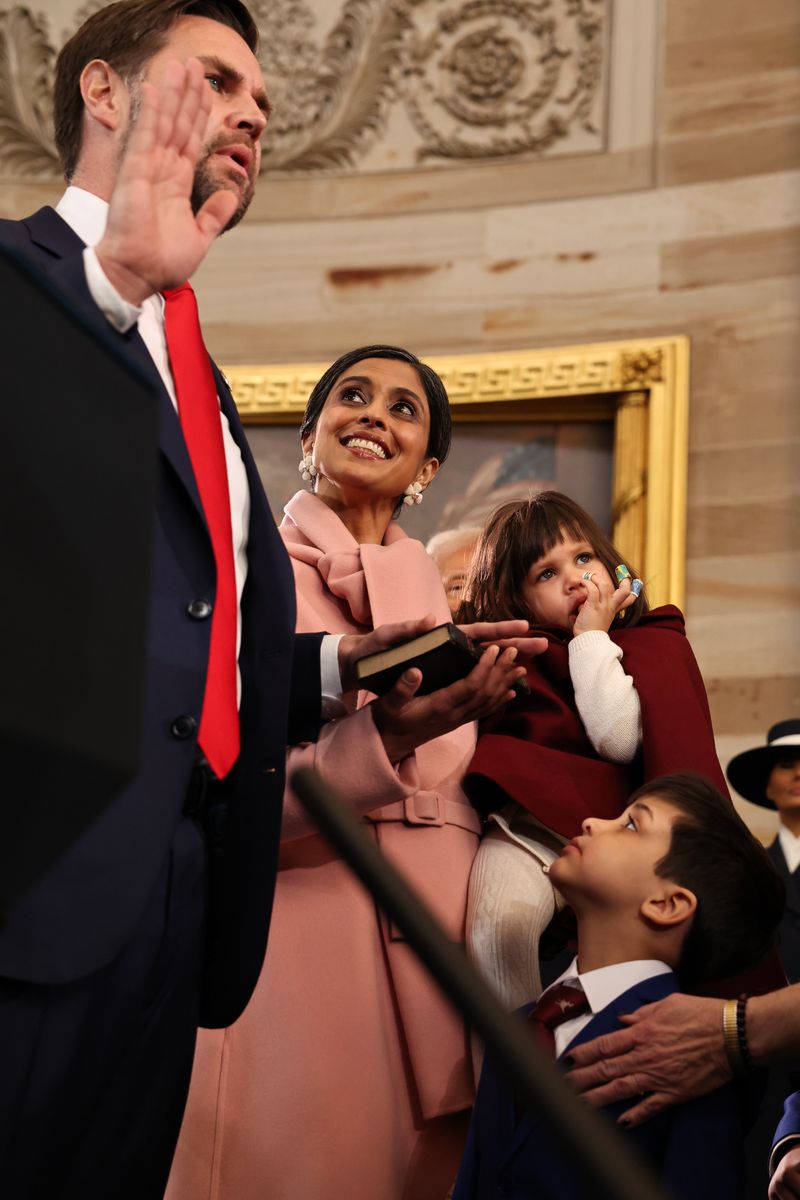 JD Vance's daughter adorably steals the show as her dad gets sworn in ...