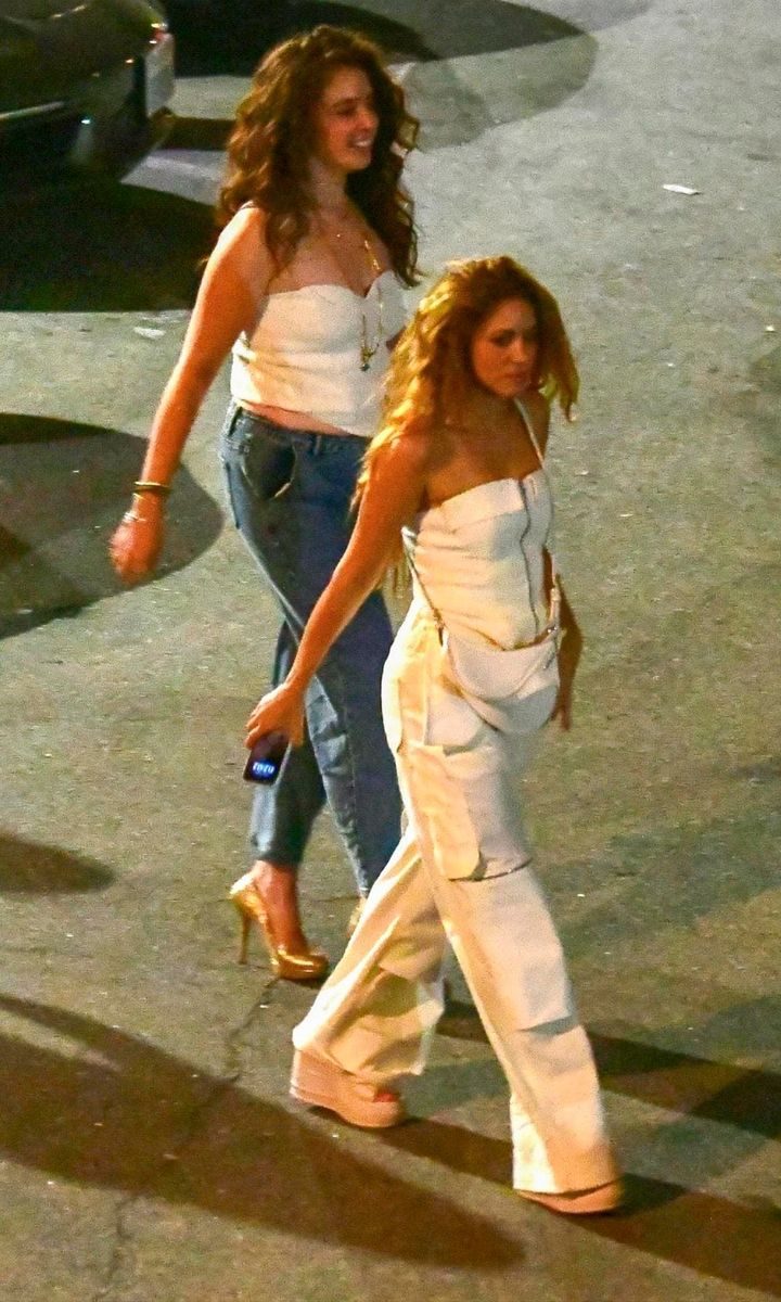 Shakira enjoys single life while hanging out with her friends