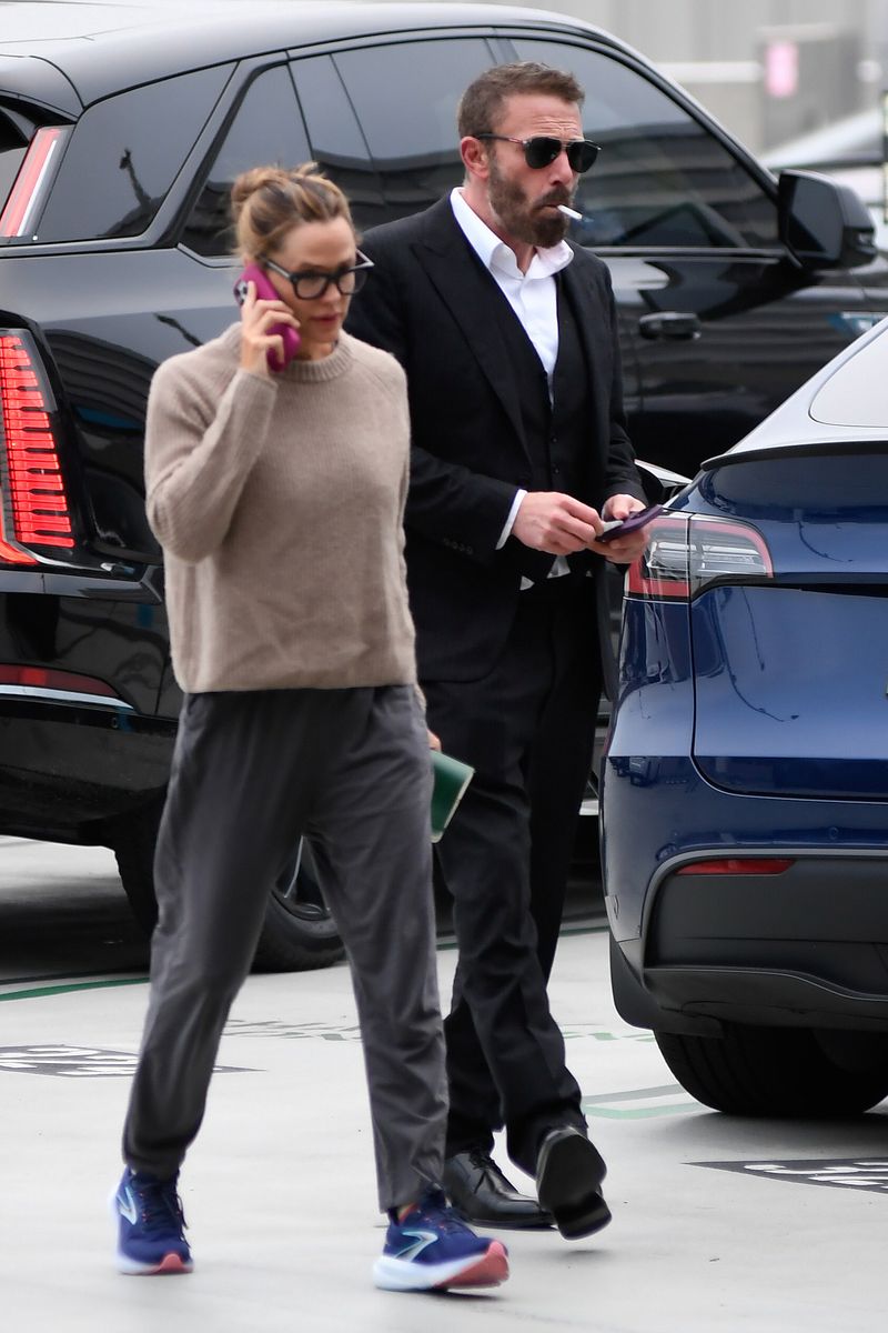 Ben Affleck looks elegant with Jennifer Garner in latest outing in Los ...