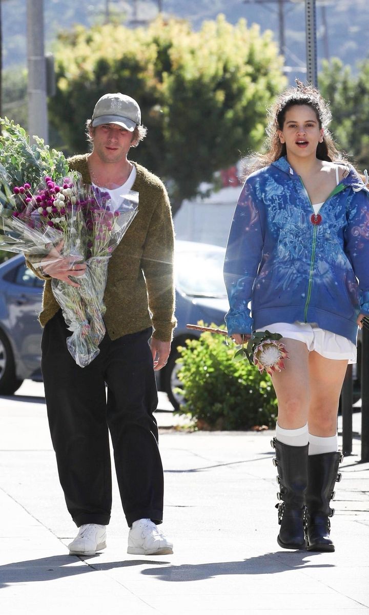 Jeremy Allen White meets Demi Moore’s dog Pilaf