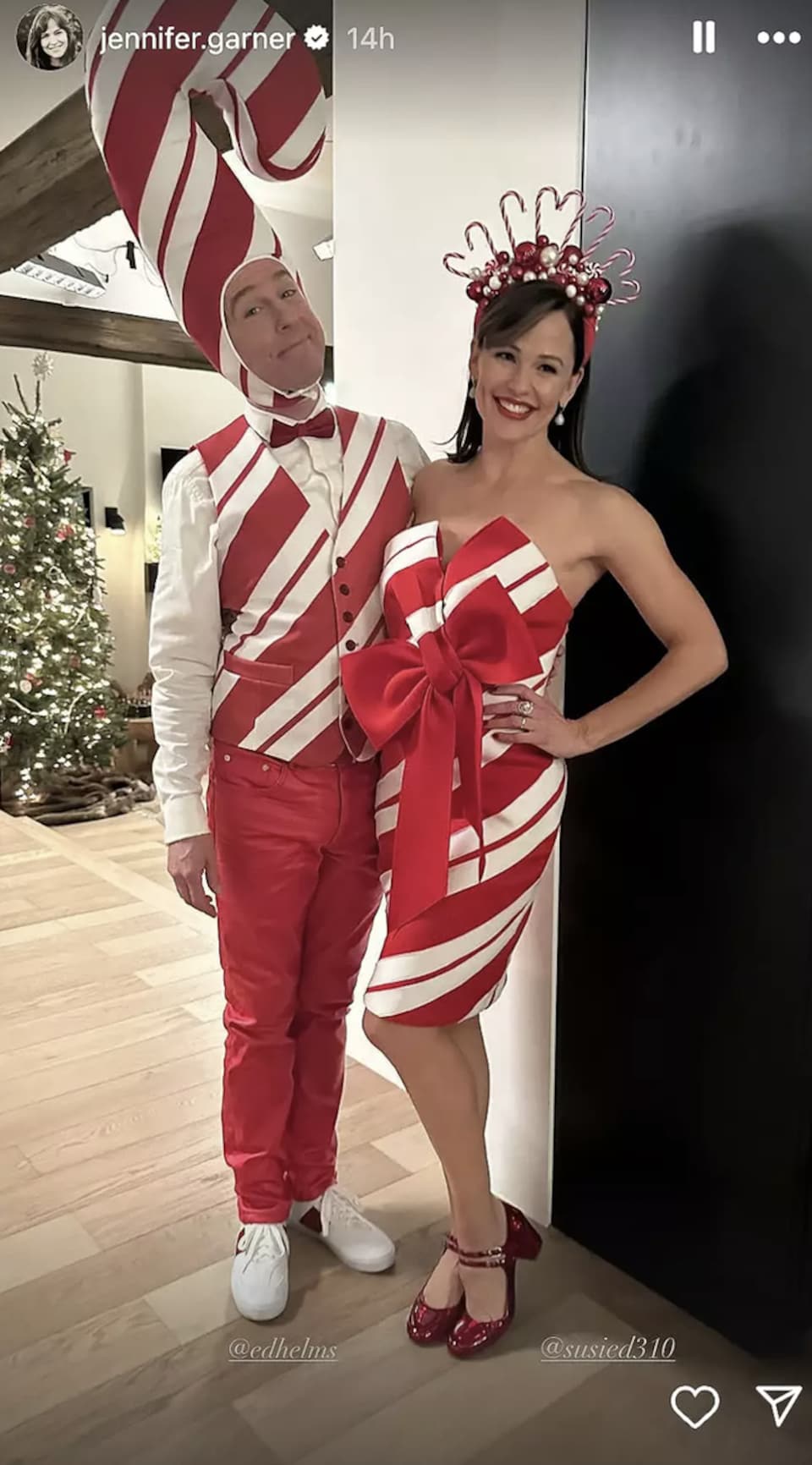 Jennifer Garner stuns in candy cane dress as she gets in the Christmas ...