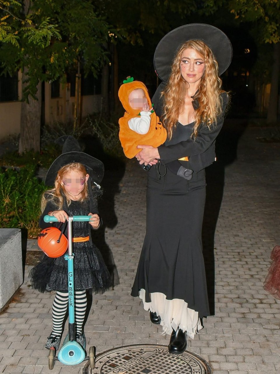 Amber Heard seen with twins for the first time while trick-or-treating ...