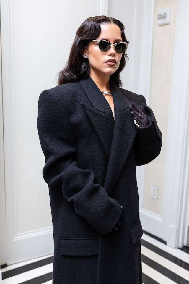 Jenna Ortega poses in metallic dress at the 2025 Met Gala: See her ...