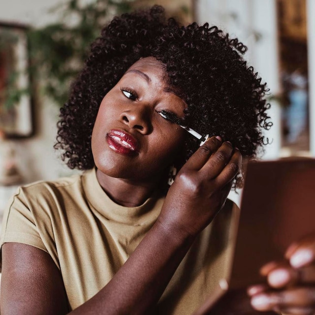 What are the causes of eye mascara allergies?