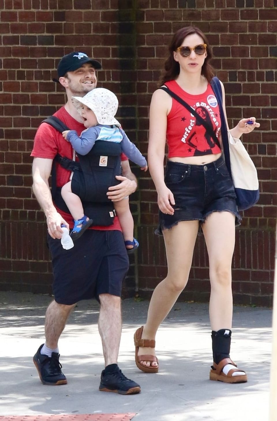 Daniel Radcliffe, his girlfriend, and his baby go for a walk in ...