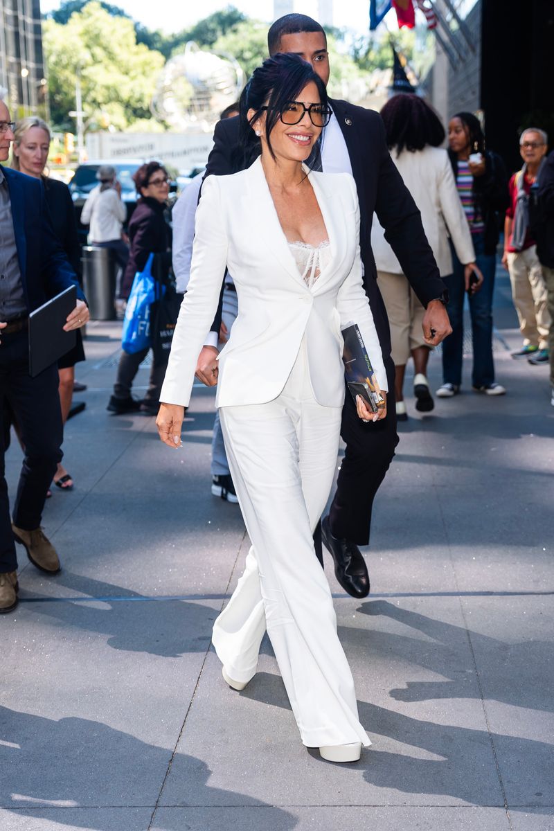 Lauren Sanchez turns heads in the perfect Christmas dress and diamond ...