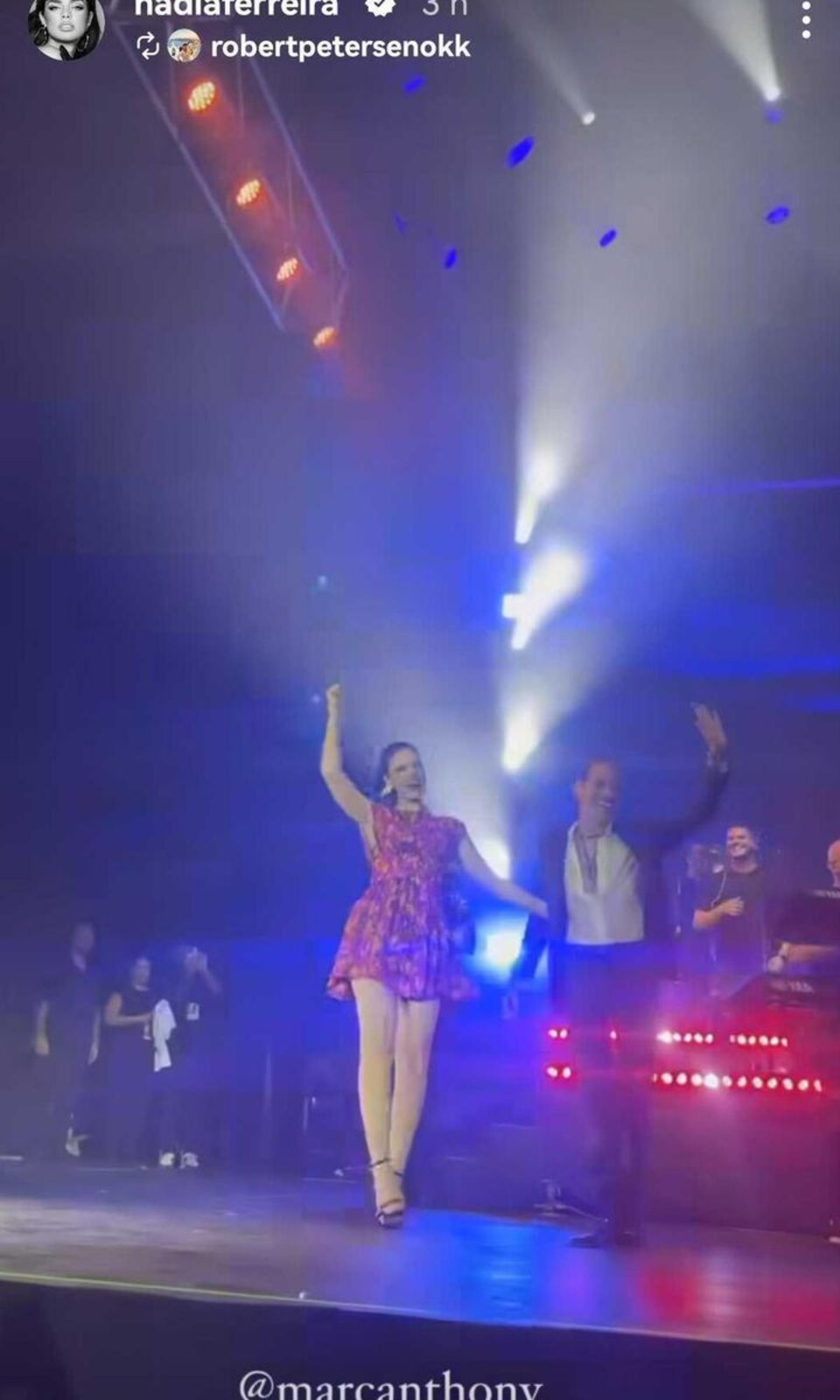 Marc Anthony and Nadia Ferreira surprise Paraguayan fans on stage