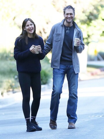 Jennifer Garner shares passionate kiss with boyfriend John Miller in ...