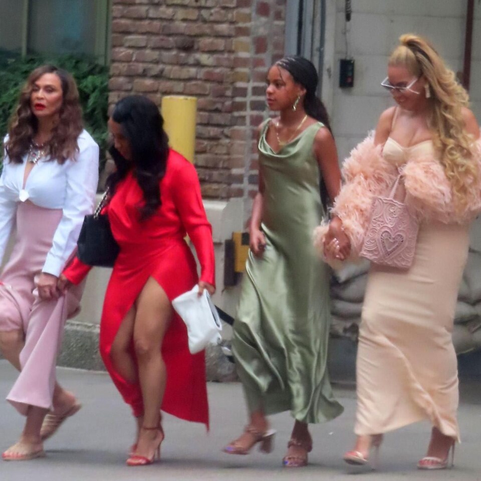 Blue Ivy looks just like Beyoncé in green satin dress: See pics