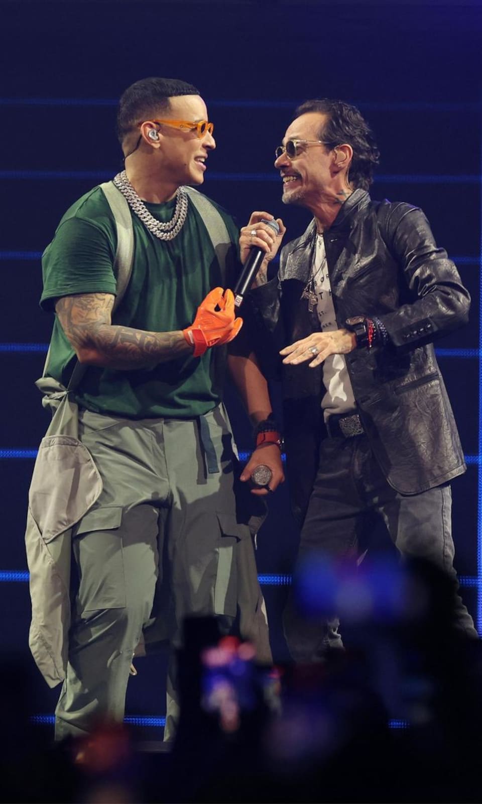 Daddy Yankee sings with Marc Anthony during his last concert