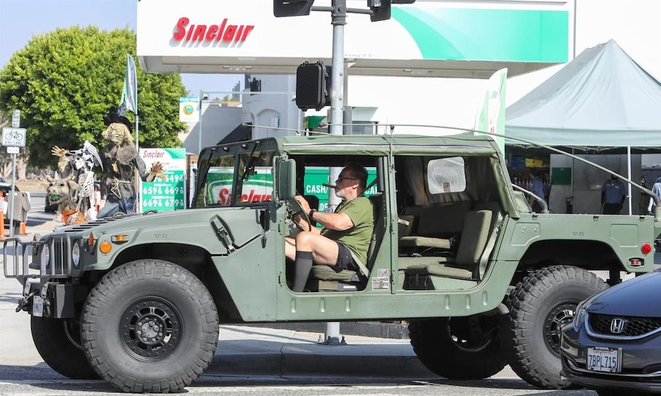 Arnold Schwarzenegger smokes in his huge Hummer