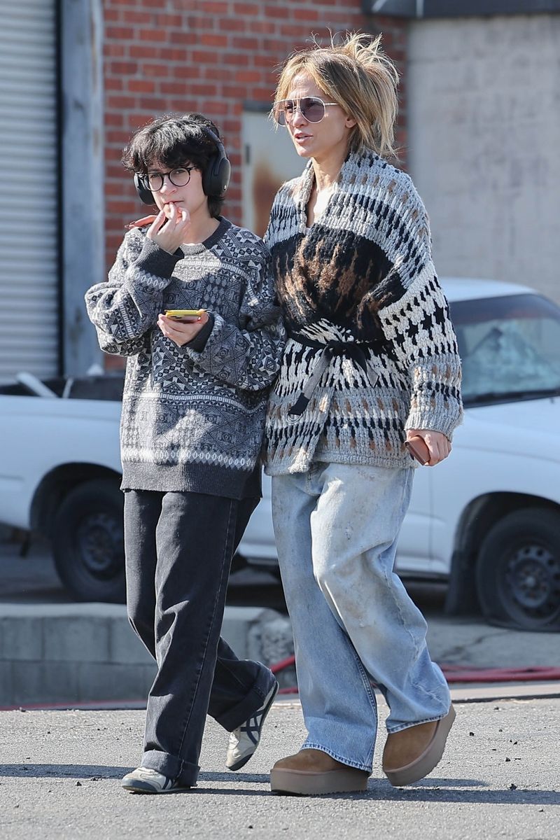 Jennifer Lopez's daughter, Emme Muñiz, spotted hugging alleged boyfriend