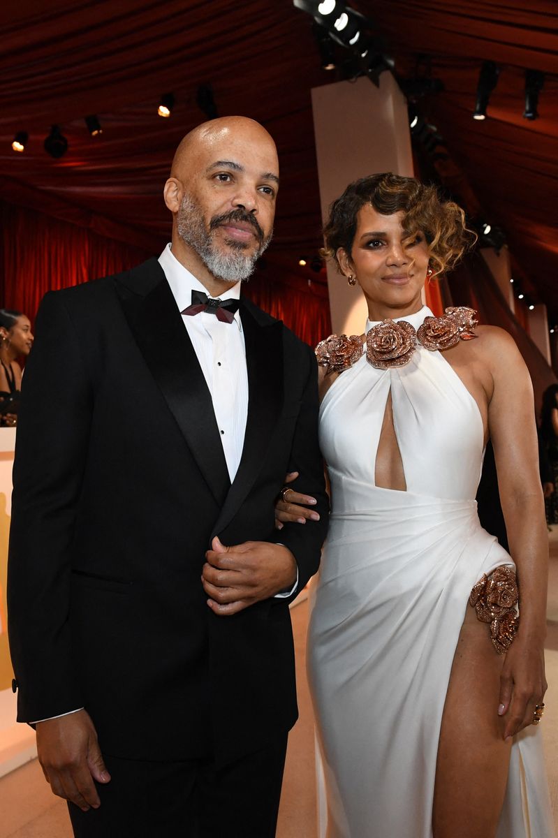 Halle Berry's intimate video with boyfriend Van Hunt causes controversy ...