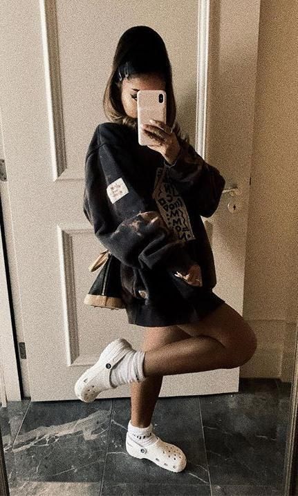 ariana grande wearing sandals