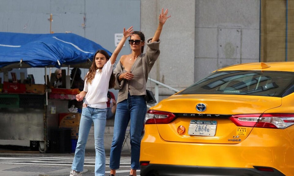 Flashback Friday: Katie Holmes hails a cab with Suri Cruise