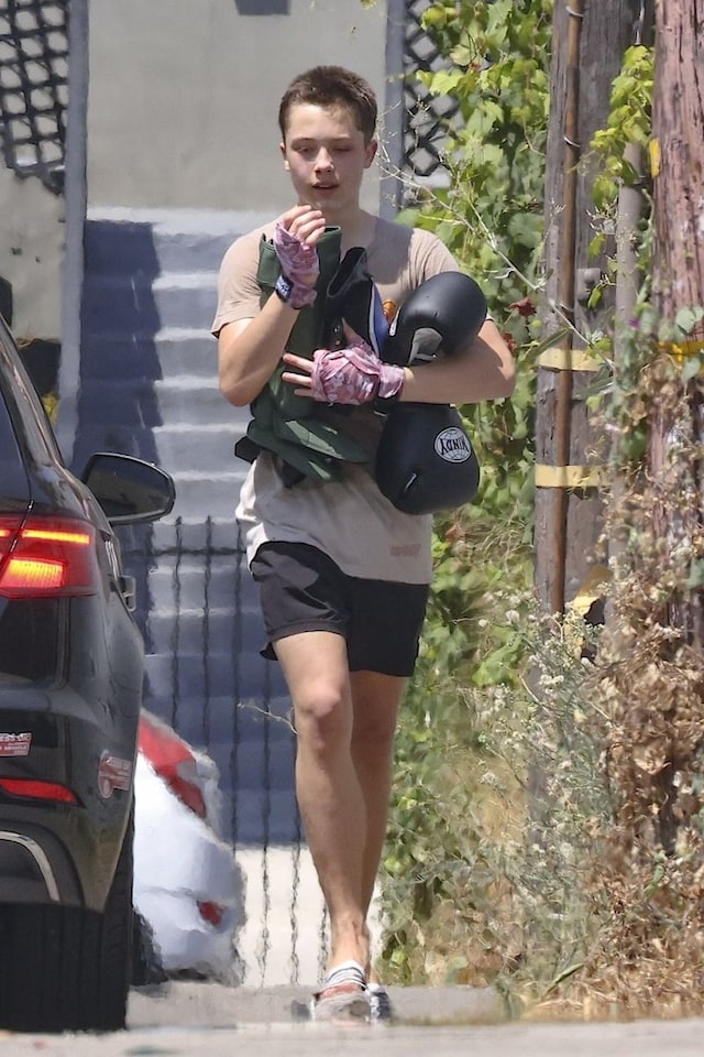 Knox Jolie-Pitt spotted getting ready for a fight at his boxing gym ...