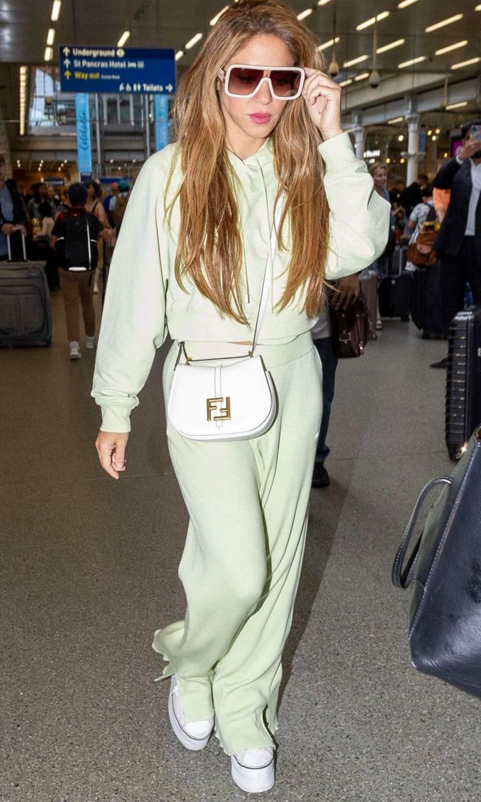 Shakira’s favorite casual look includes platform sneakers and baggy ...