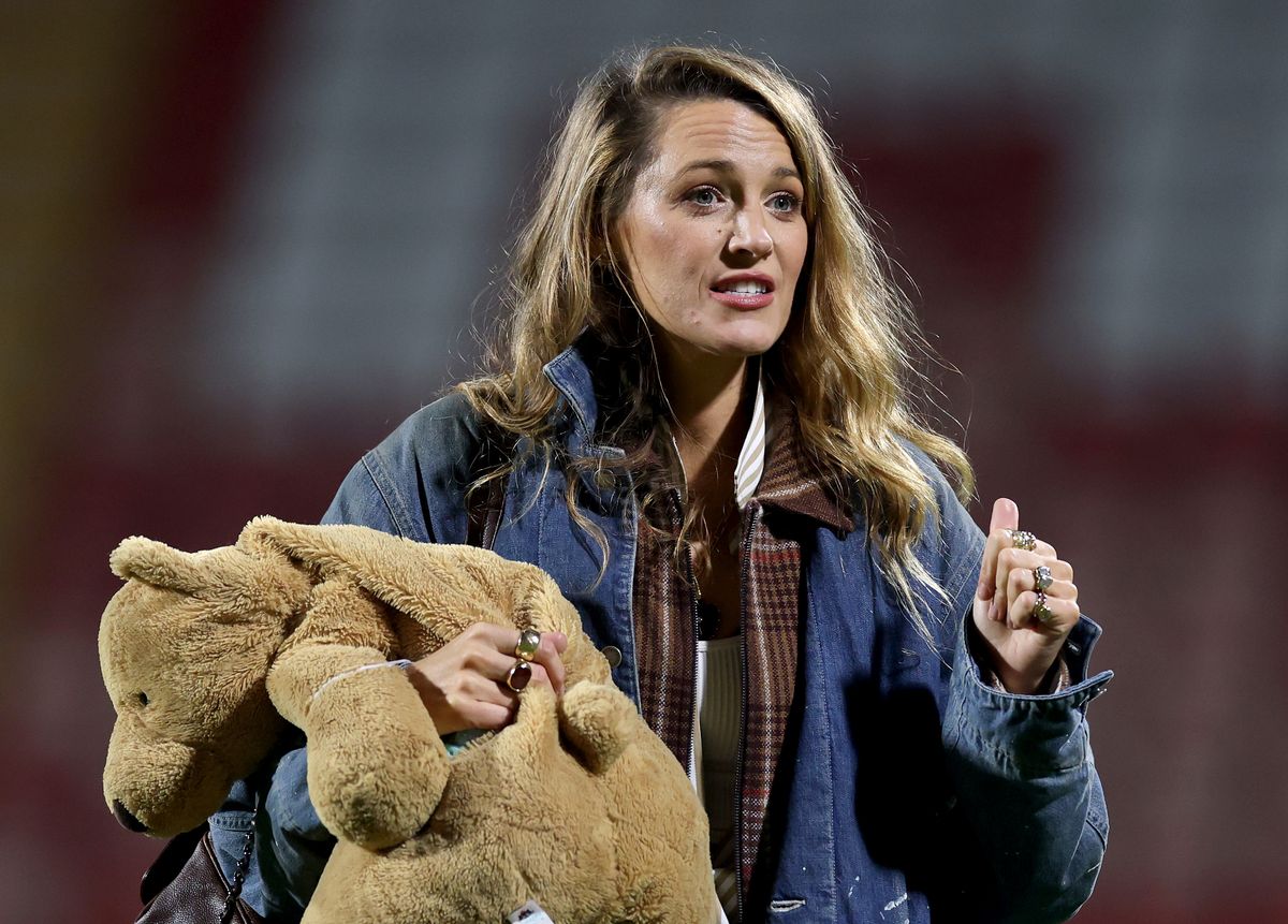 Blake Lively asks court to toss articles portraying her as a 'mean girl ...