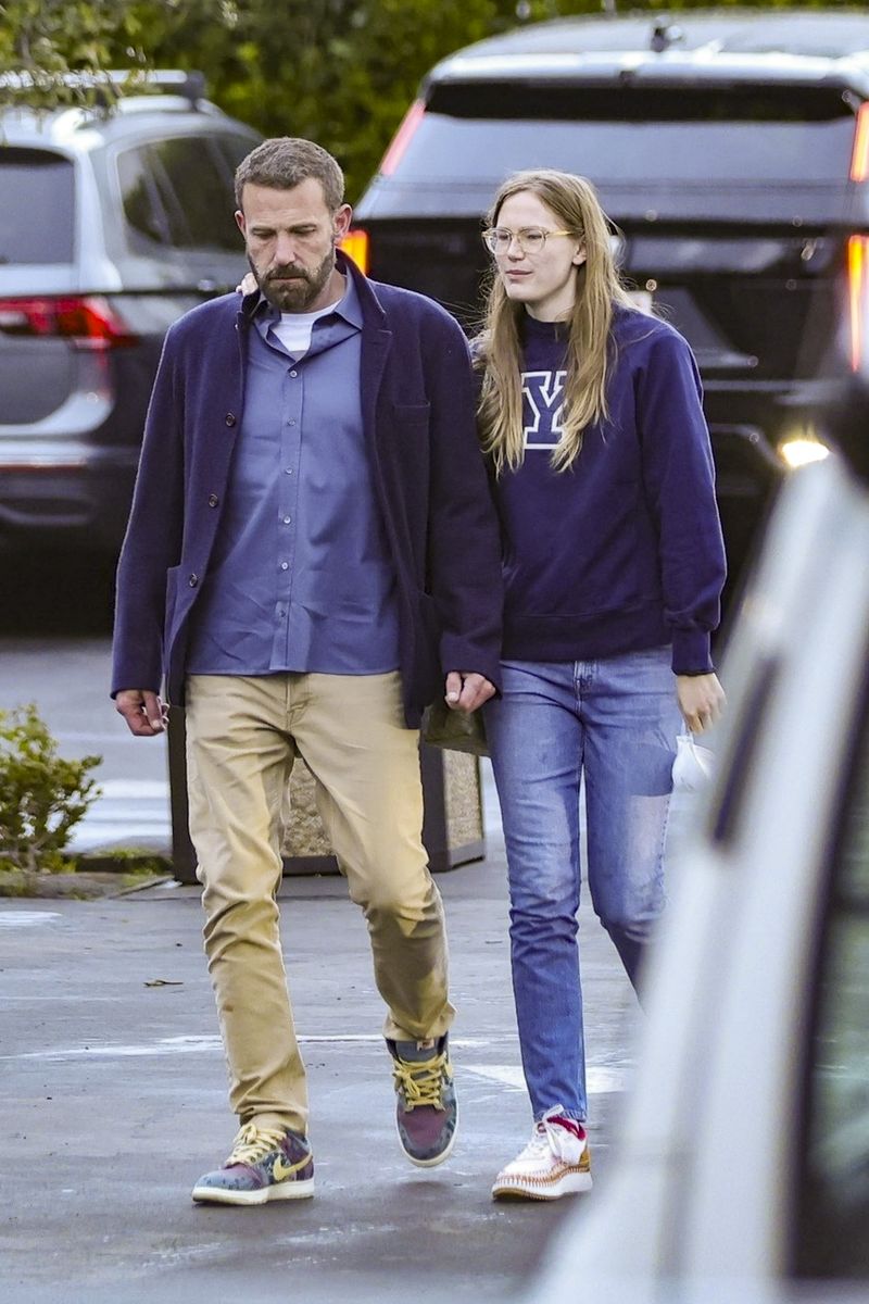 Ben Affleck steps out with daughters Violet and Fin days after his ...