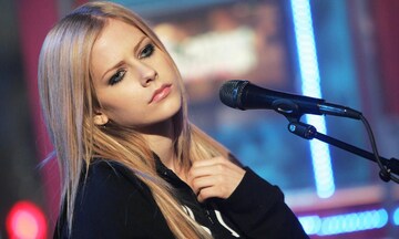 How Avril Lavigne perfected her signature smokey eye and why she ...