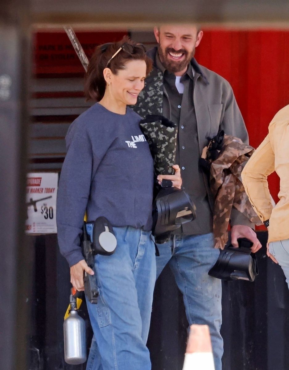 Ben Affleck looks elegant with Jennifer Garner in latest outing in Los ...
