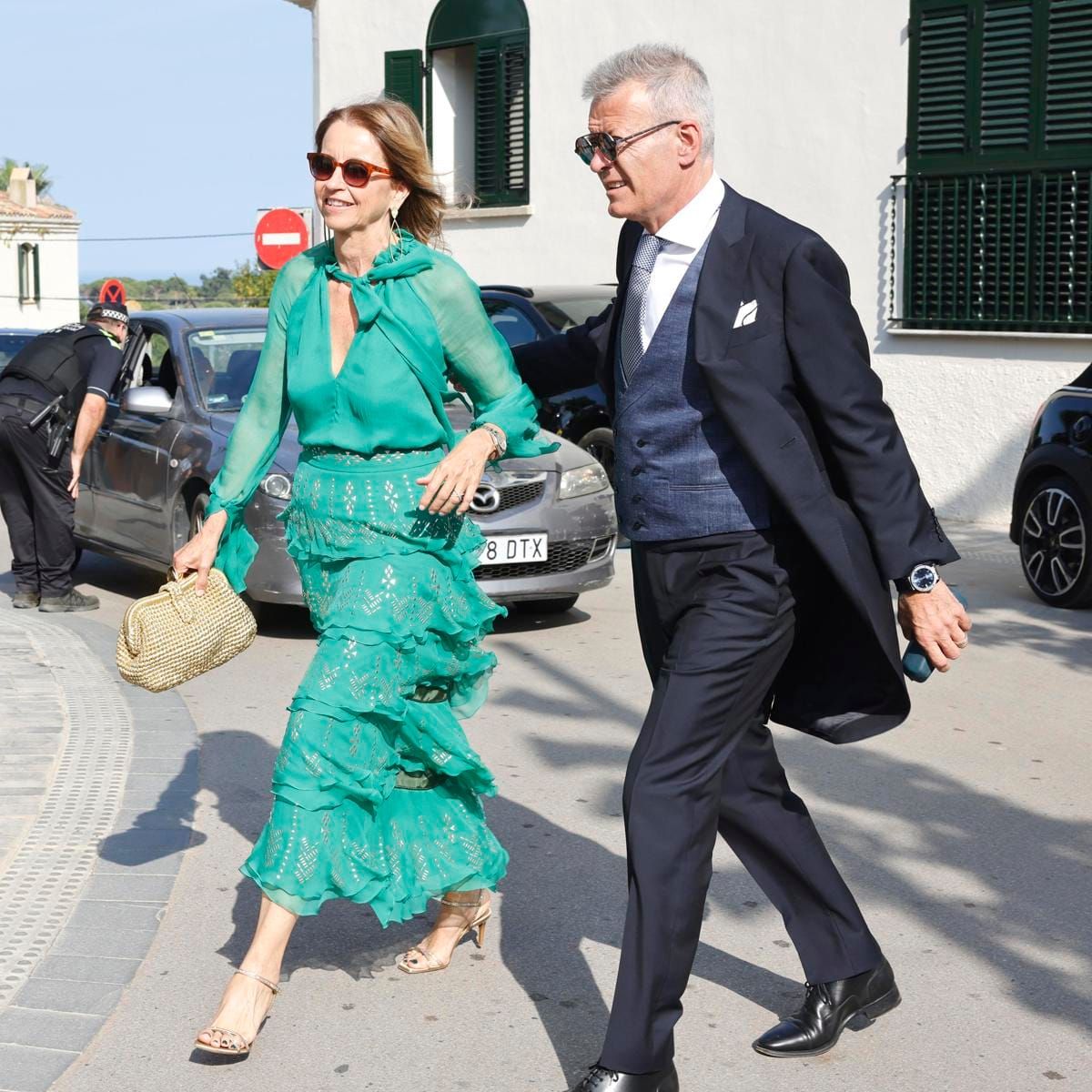 Piqué and Clara Chía were all smiles at a wedding in Spain [Photos]