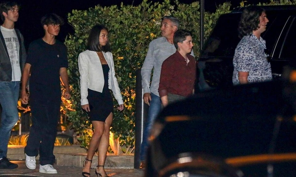 Jeff Bezos and Lauren Sanchez enjoy dinner with all his kids
