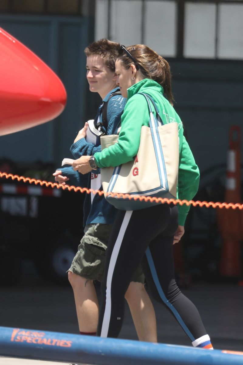 Jennifer Garner and Fin Affleck jet out of Los Angeles