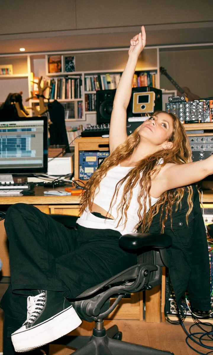 Shakira’s favorite casual look includes platform sneakers and baggy ...