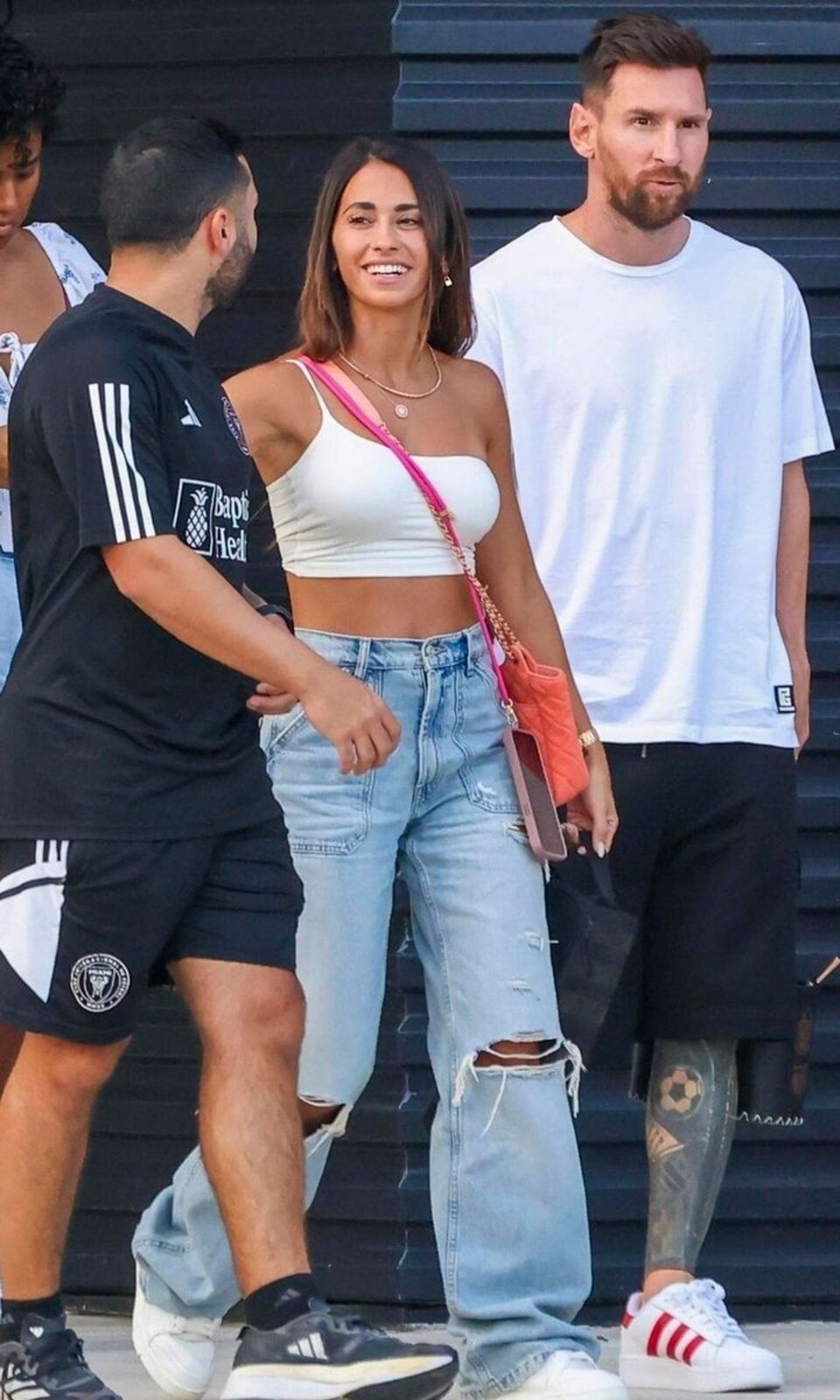 Antonela Rocuzzo’s new casual chic look is the perfect Y2K ensemble ...