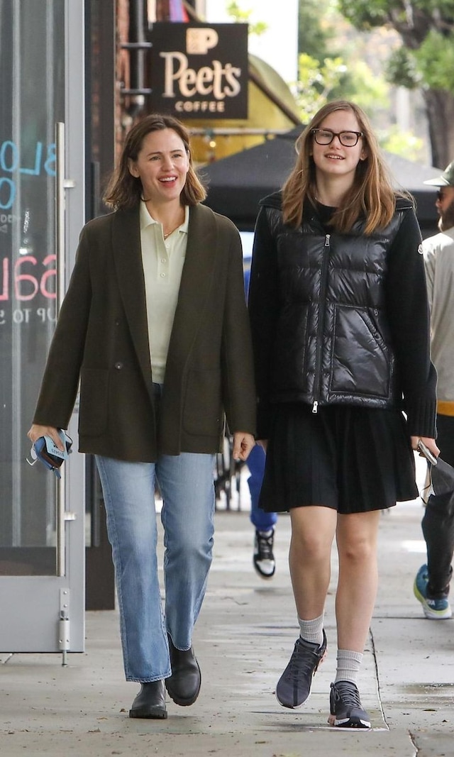 Jennifer Garner and her lookalike daughter Violet are all smiles in ...