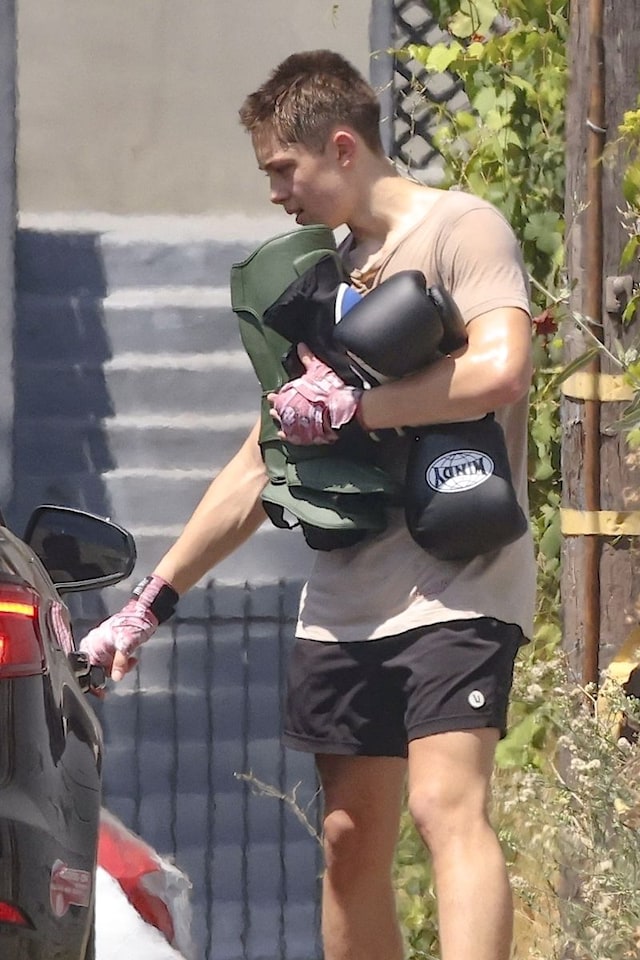 Knox Jolie-Pitt spotted getting ready for a fight at his boxing gym ...