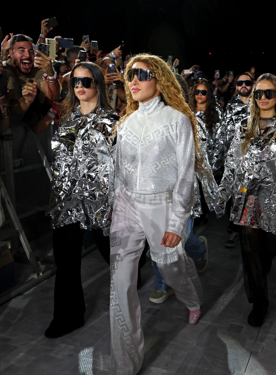 Shakira wears 13 outfits on the first night of her 'Las Mujeres Ya No ...
