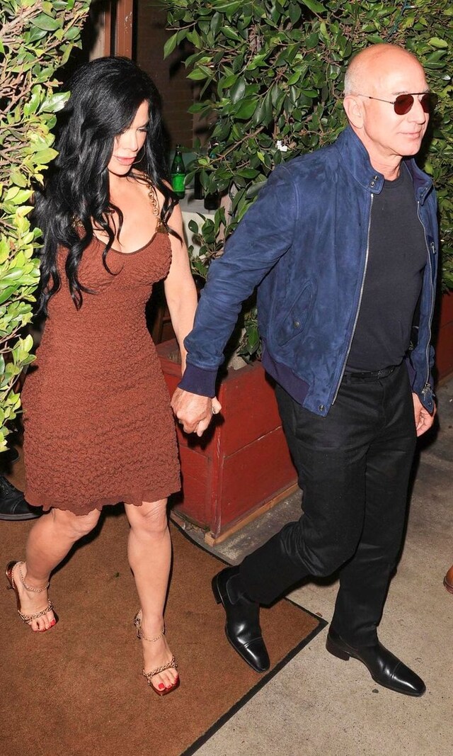 Lauren Sanchez and Jeff Bezos stun at romantic dinner