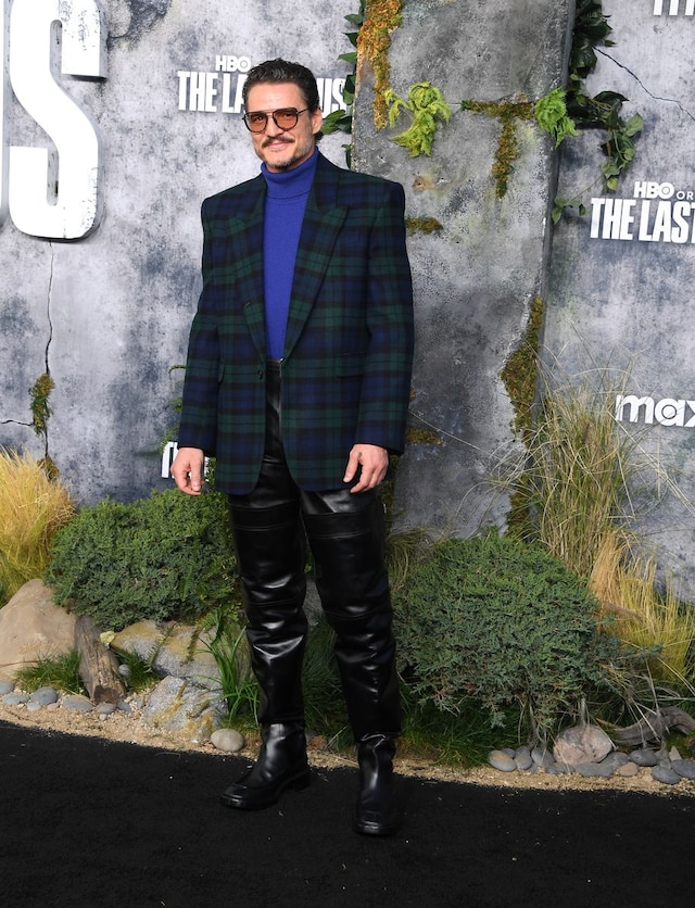 Pedro Pascal shows off his legs on the red carpet for the second time ...